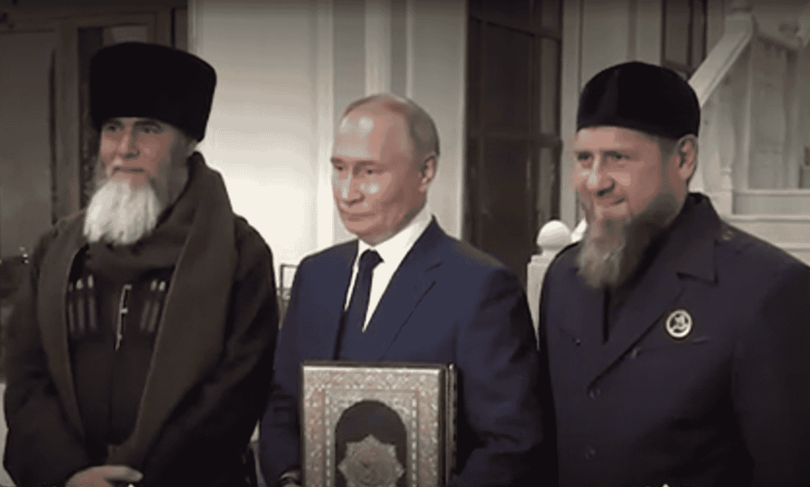 En visite en Tchétchénie, Poutine embrasse un Coran